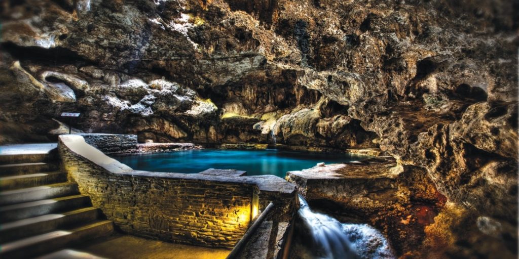 Caves in Canada : A Walk-through the Canada Caves