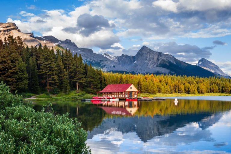 10 Best lakes in Alberta - Must Visit for the Beautiful View
