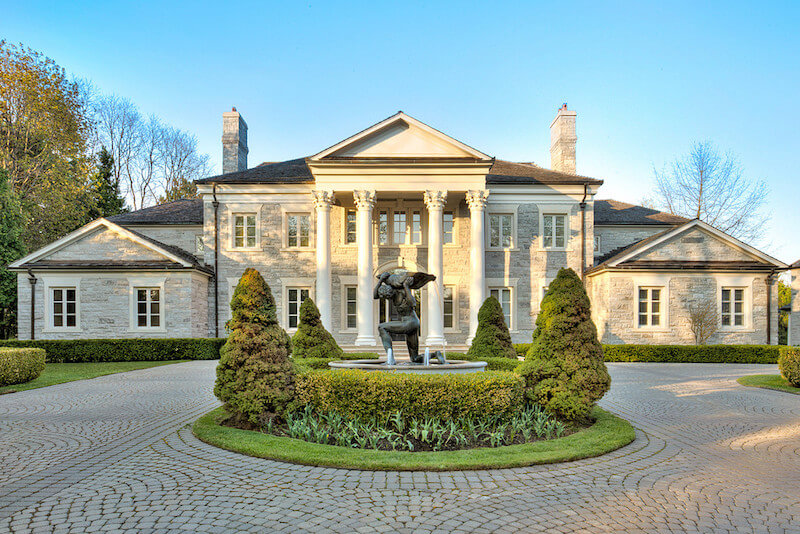 Celebrities and their Luxurious Houses in the Bridle Path Toronto